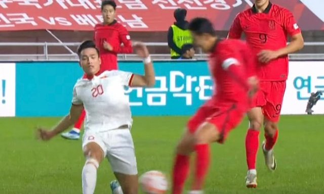 Cầu thủ Hàn Quốc xin trọng tài xóa thẻ đỏ cho Bùi Hoàng Việt Anh