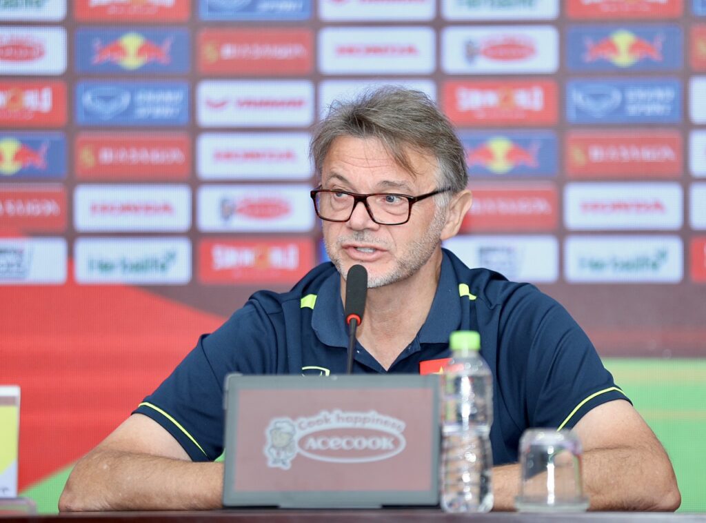 HLV Troussier có động thái đặc biệt với Filip Nguyễn