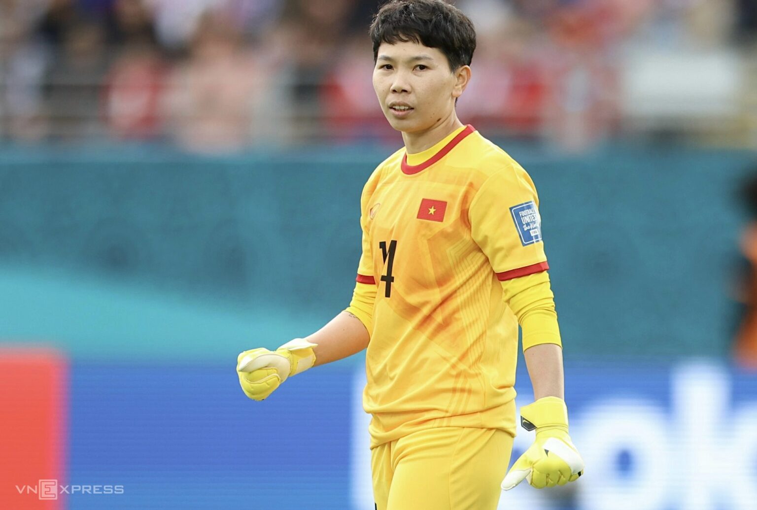 'Tôi vốn không biết bắt bóng, làm thủ môn chỉ vì tay to’